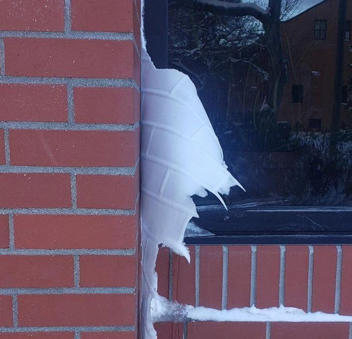 The snow on these bricks - 9GAG