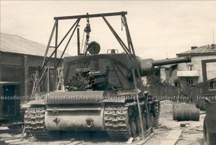 Removing the engine in a KV-2 - 9GAG