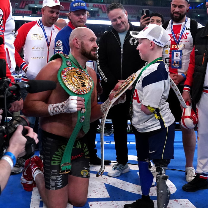 Tyson Fury Invited young fan Marshall Janson into the ring after his ...