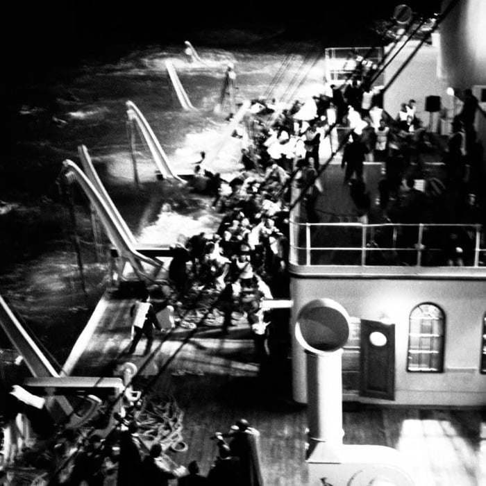The only photo ever taken during the sinking of the Titanic. - 9GAG