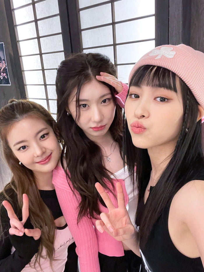 ITZY - Lia, Chaeryeong, Ryujin - 9GAG