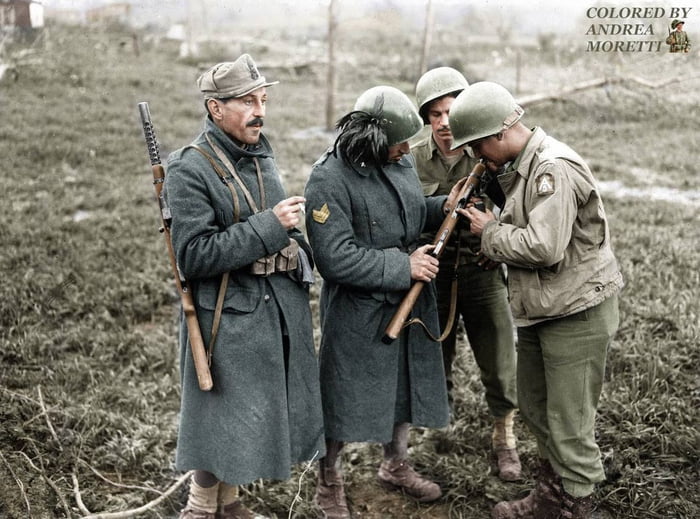 An American soldier inspects a MAB 38 submachine gun of a Bersagliere ...
