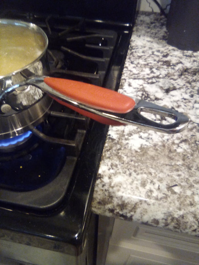 The idiot who designed this pot clearly doesn't understand basic thermodynamics. - 9GAG