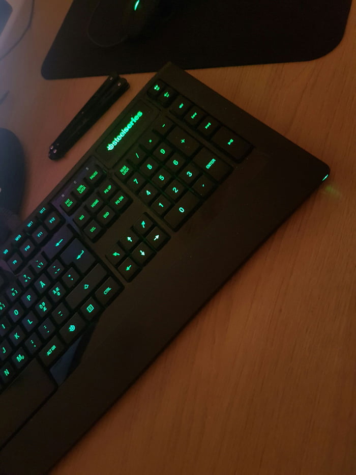 So wrong but so right (green ilum. Steelseries keyboard - 9GAG