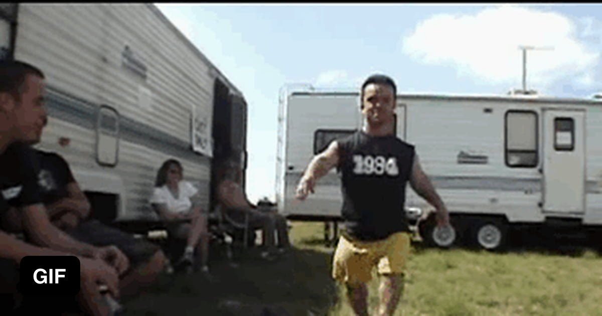 Wee man kicking his own head - 9GAG