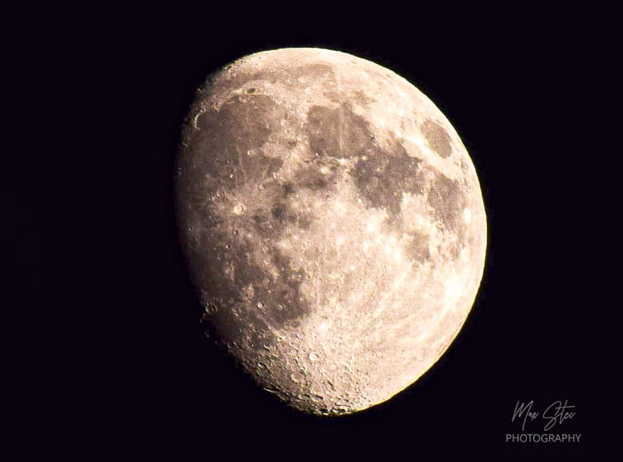 First moon photo I have taken pretty proud of it - 9GAG