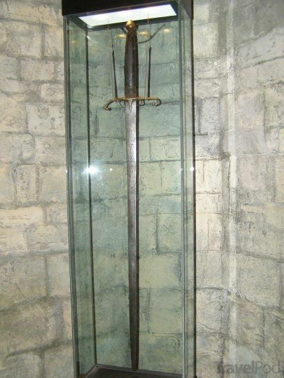 This sword allegedly belonged to Sir William Wallace, today it can be ...