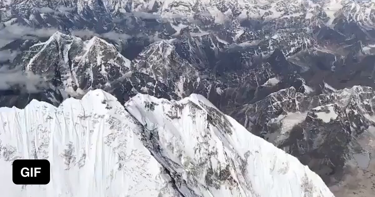 The incredible 360 degree view from the top of Mount Everest on a clear ...