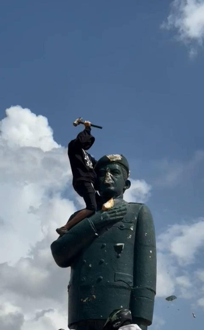 Venezuelan Protester destroying a Chávez statue(2024 anti-fraud ...