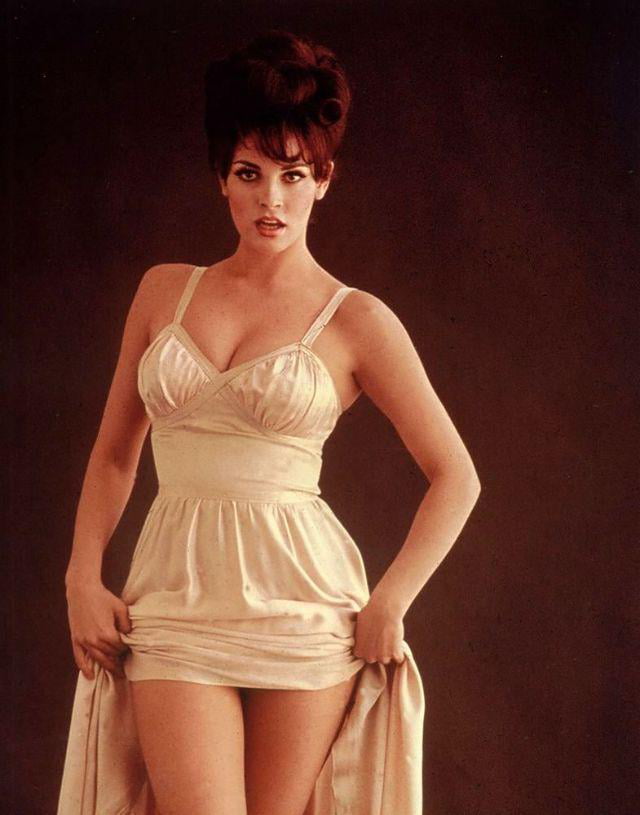 Raquel Welch looking absolutely stunning in the 60s. - 9GAG