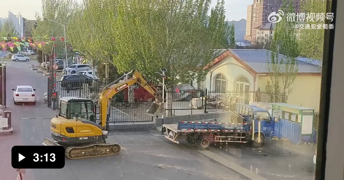 This excavator driver is a genius! Who needs ramps when you have skill and a little bit of ...
