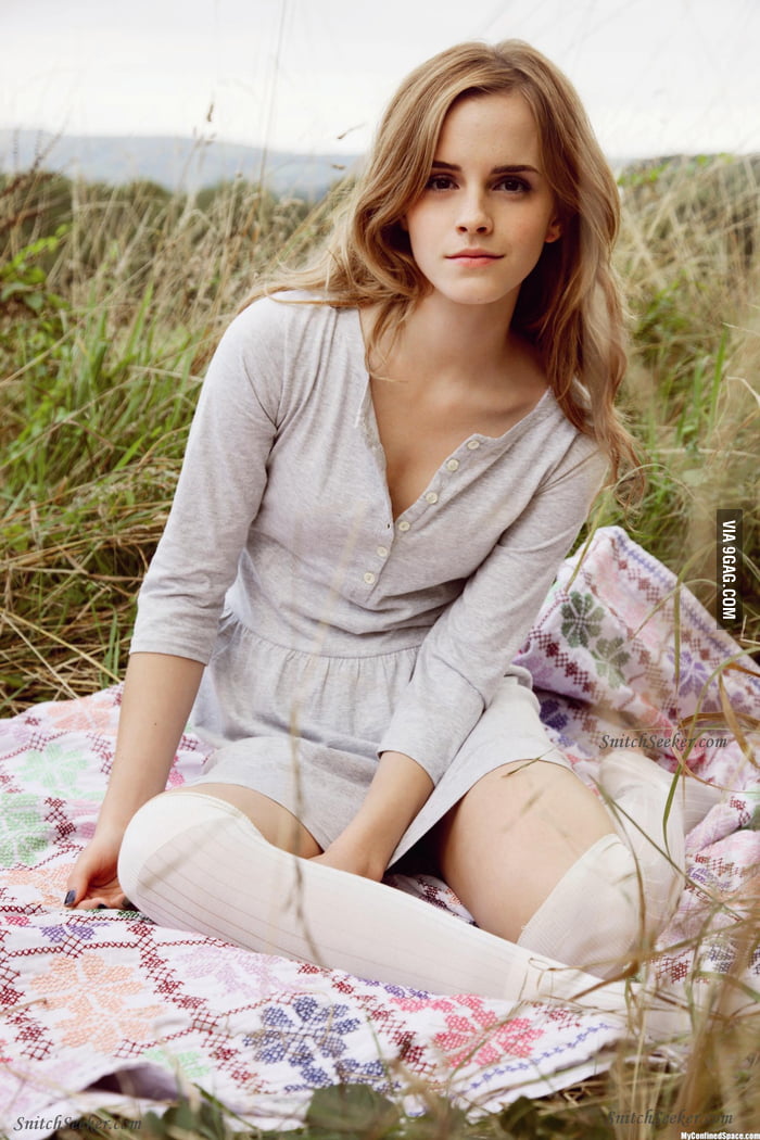 Emma Watson sitting pretty in a field - 9GAG