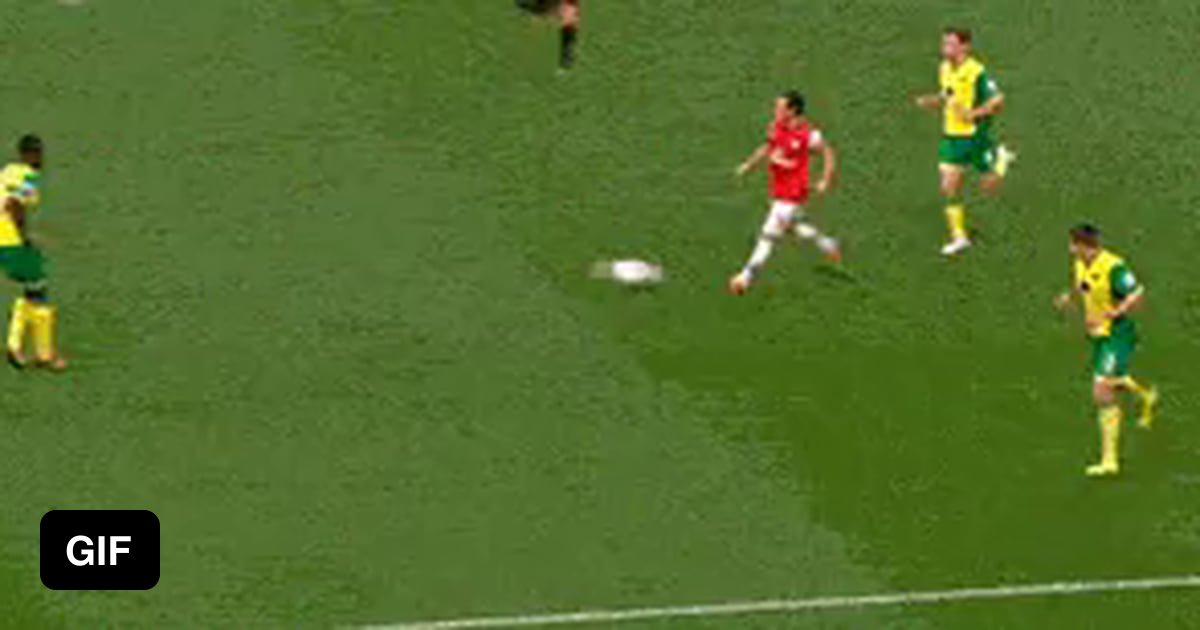 Playing soccer against the Flash - 9GAG