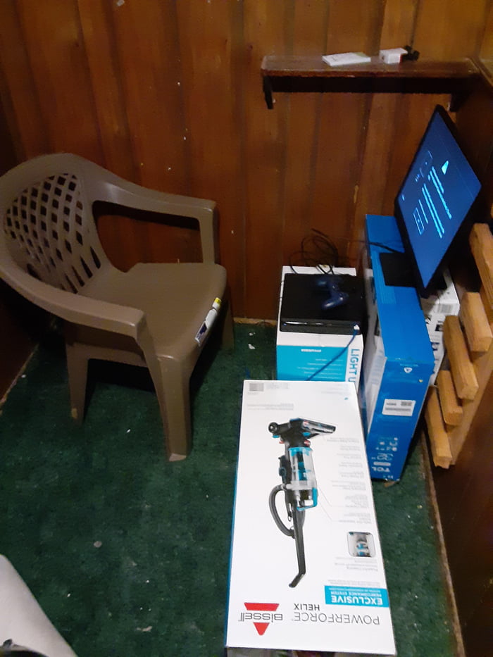 Poor gamer setup - 9GAG