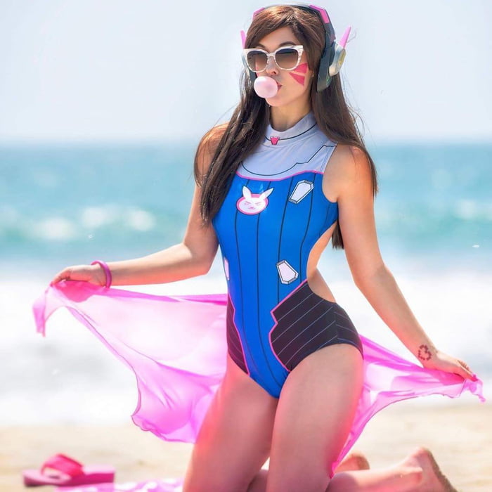 Meg Turney as Dva - 9GAG