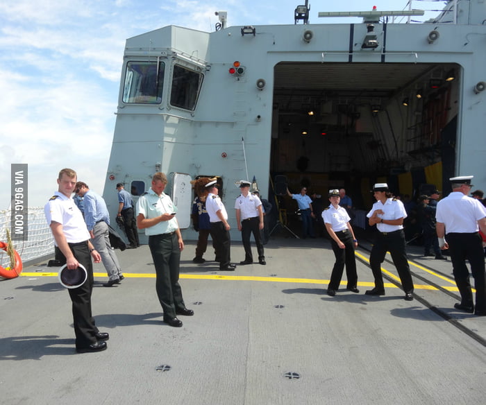 HMCS Winnepeg making a turn. - 9GAG