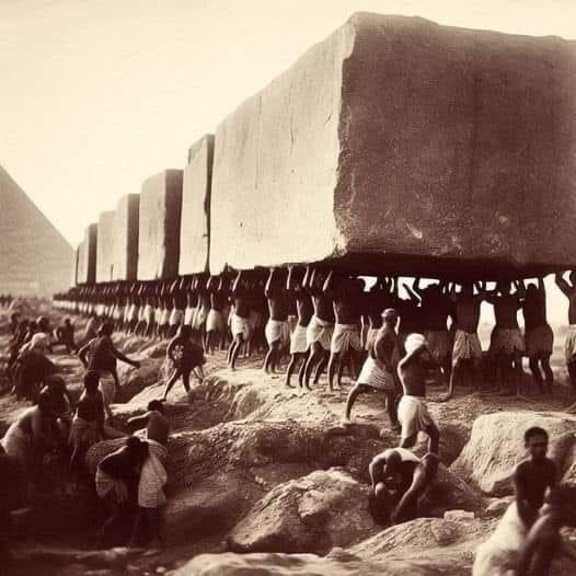Rare photo taken by alien during the construction of Pyramid in Egypt ...