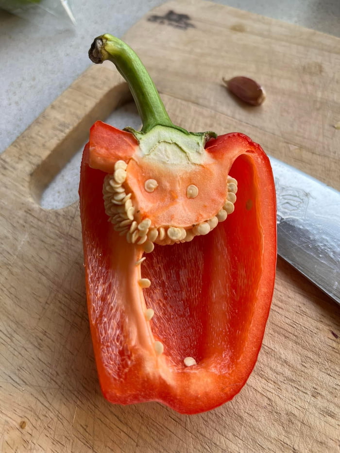 Red pepper is officially the happiest vegetable….. ever….. - 9GAG