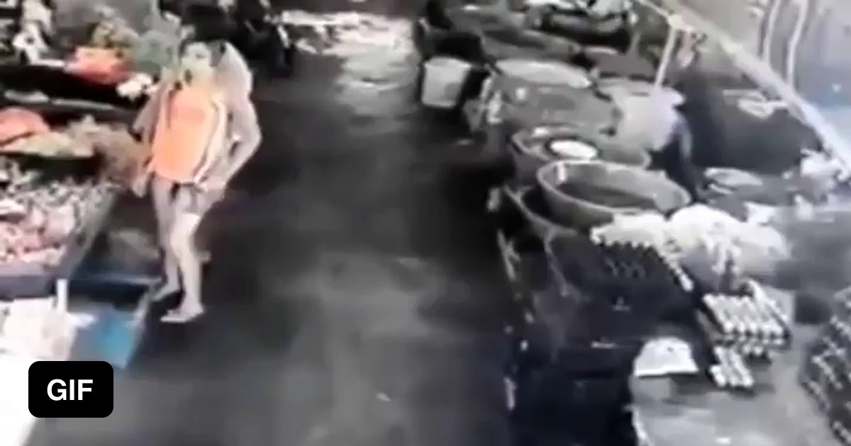 Playing Grab Ass At The Market 9gag