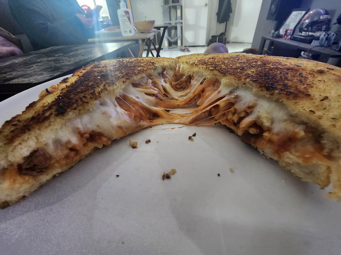 Garlic bread spaghetti grilled cheese sandwiches - 9GAG
