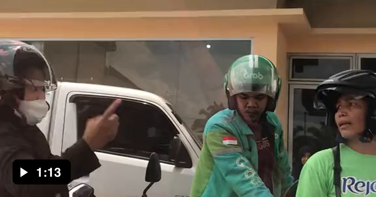 Emak emak serobot antrian. - 9GAG