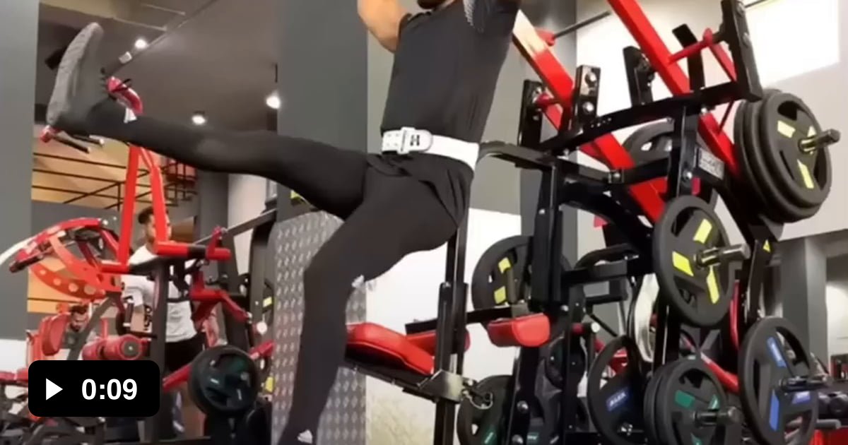 A guy doing pull-ups without moving in the air - 9GAG