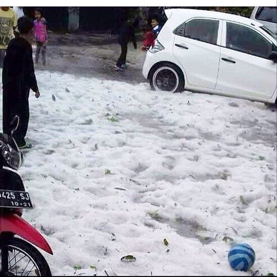 Snow in Bandung,Indonesia In april at equator country WTF!!! - 9GAG