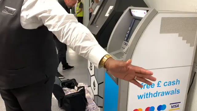 ATM Spitting Out £20 Notes At Busy Tube Station - 9GAG
