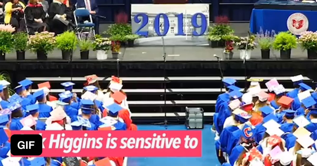 Student with autism receives a silent ovation while accepting his ...