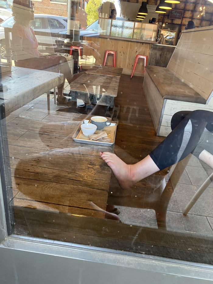 This woman’s disgusting feet on a cafe table - 9GAG