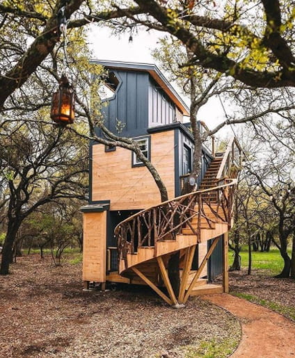 How amazing is this tree house in Texas? - 9GAG