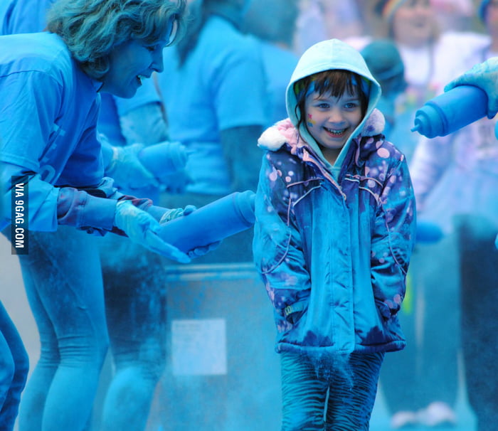 Little girl at a Color Run - 9GAG