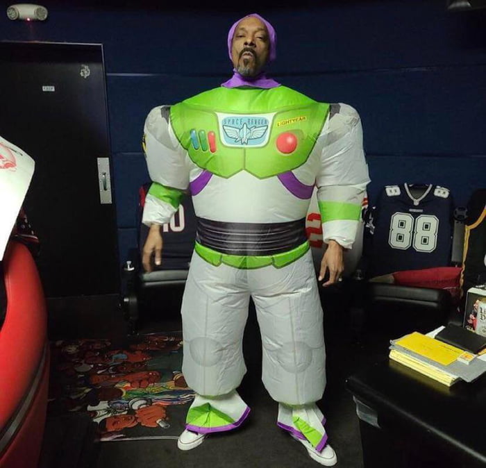 Snoop Dogg in a Buzz Lightyear costume - 9GAG