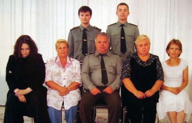 Family photos are for the weak - 9GAG