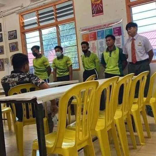 Sekumpulan unit risikan sedang mendengar taklimat Ops Raya sebelum ...