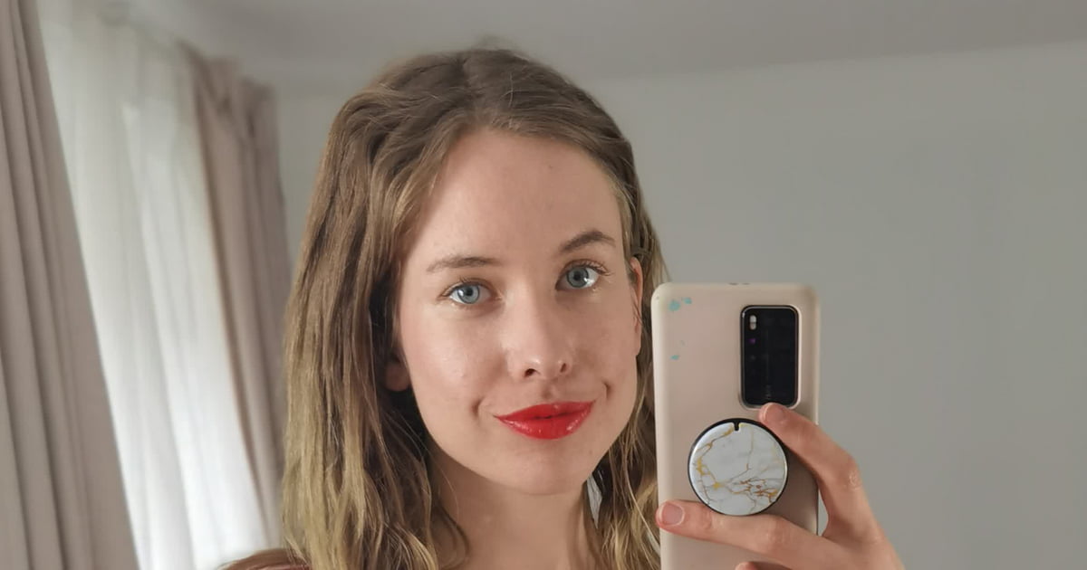 Jeans and red lips - 9GAG