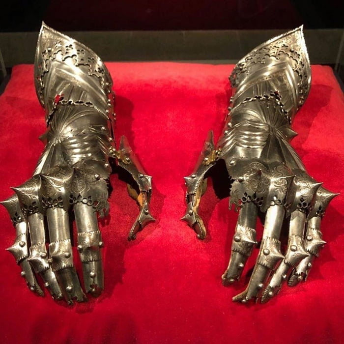 Holy Roman Emperor Gauntlet. Damn, look at those details - 9GAG
