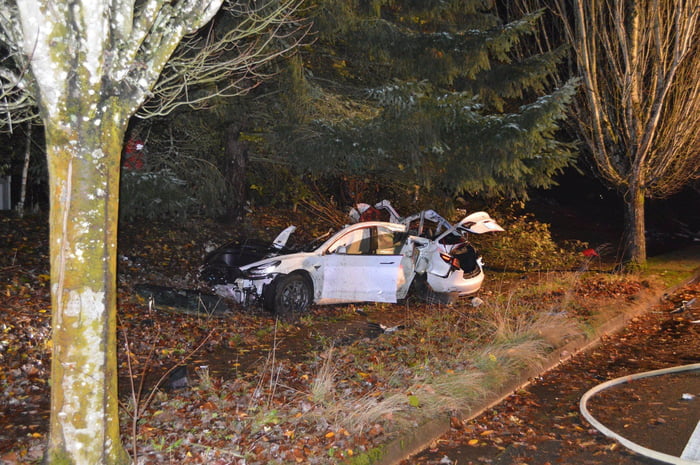 Model 3 crashes with 160km/h in a town. Battery pack bursted. A tire ...