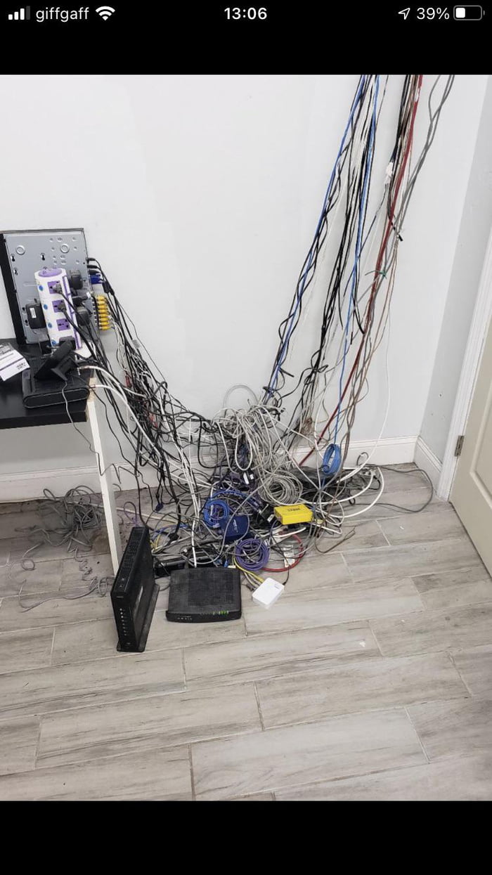 This cable management makes me cringe - 9GAG