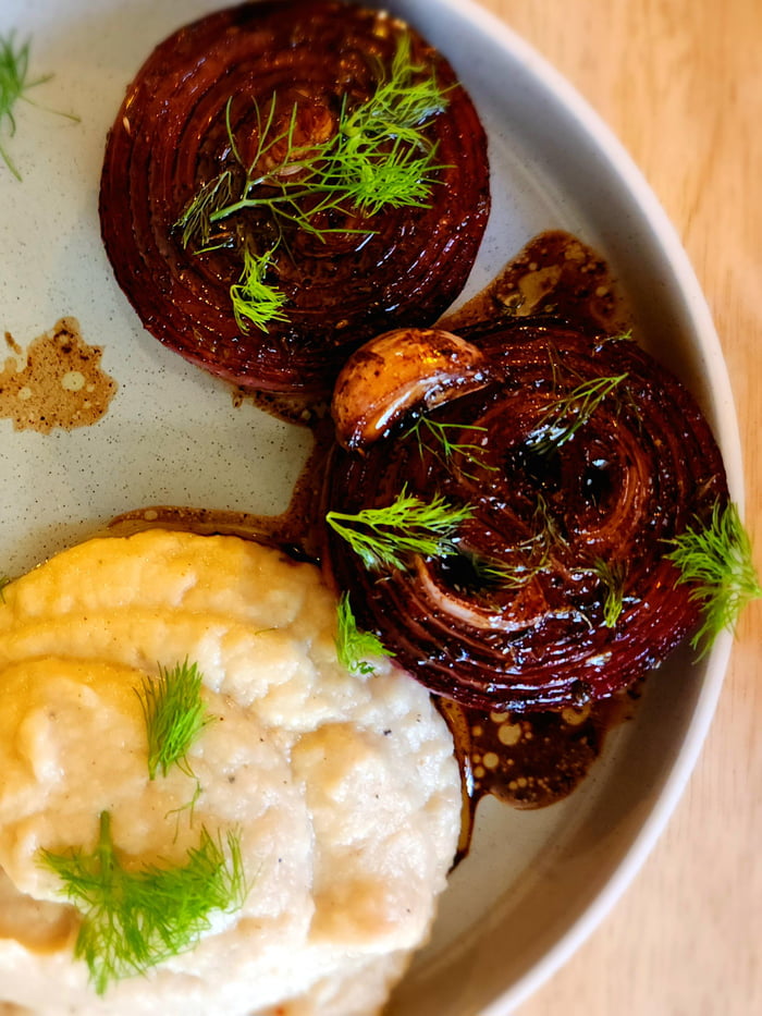 Balsamic braised red onion with cauliflower puree - 9GAG