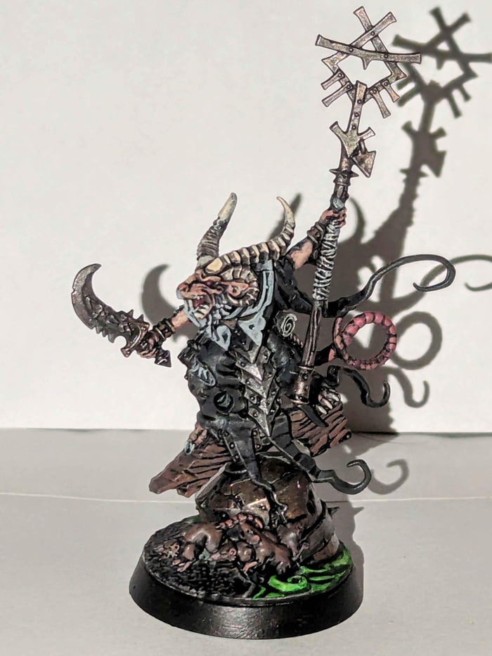 Trying out a new style of painting, so here is a Skaven Grey Seer - 9GAG