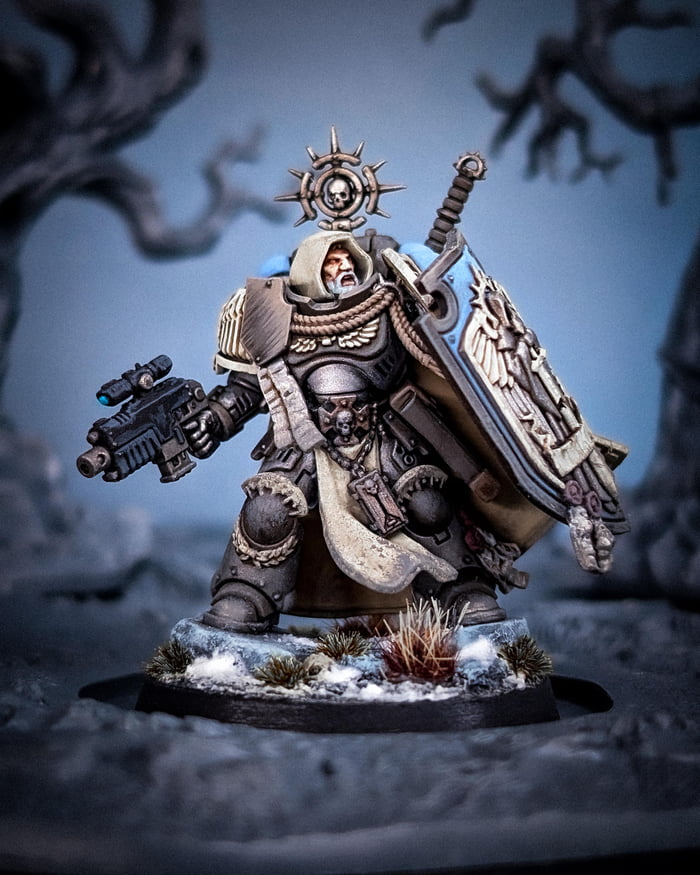 Haven't painted a Primaris Captain recently, so here's a new Primaris ...