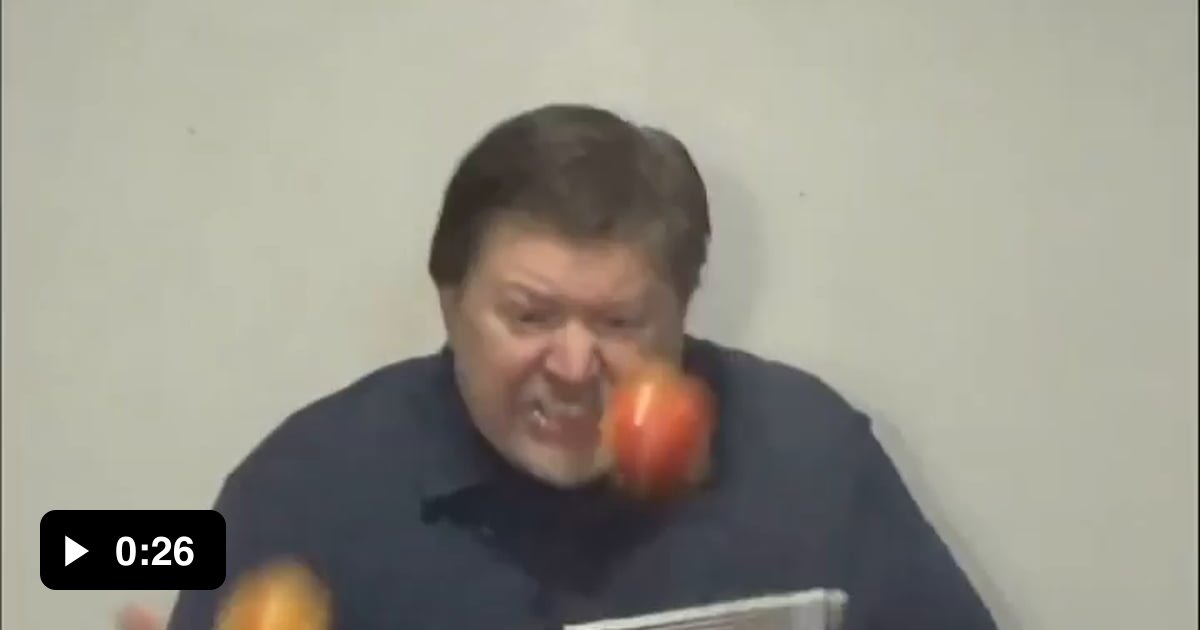 Buddy must really want "the apple" - 9GAG