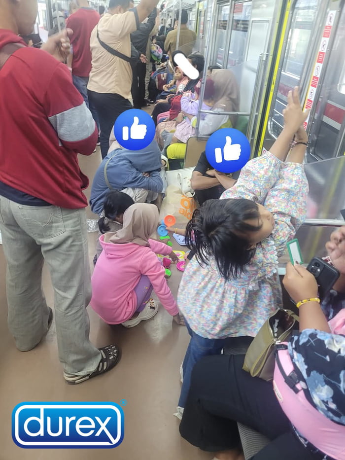 Image you see bunch of kids playing in front of train door - 9GAG