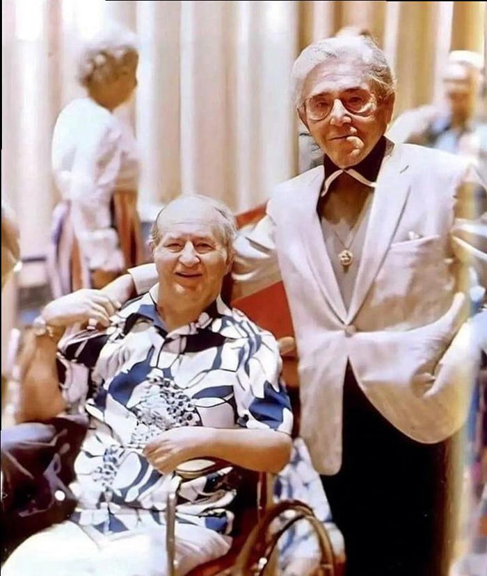The final picture of Larry Fine and Moe Howard, 1975 - 9GAG