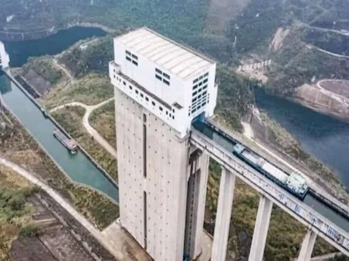The worlds biggest ship elevator - 9GAG